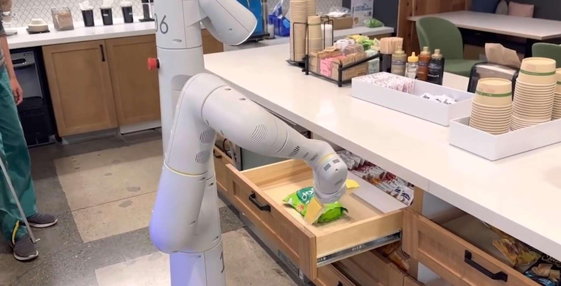 IA Google: robot capable de converser et servir à manger - découvrez ...